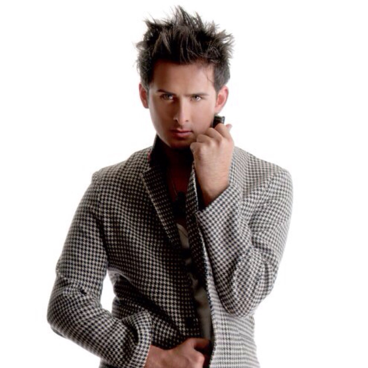 10 diseñadores latinos que marcan tendencias de moda - Bocalista