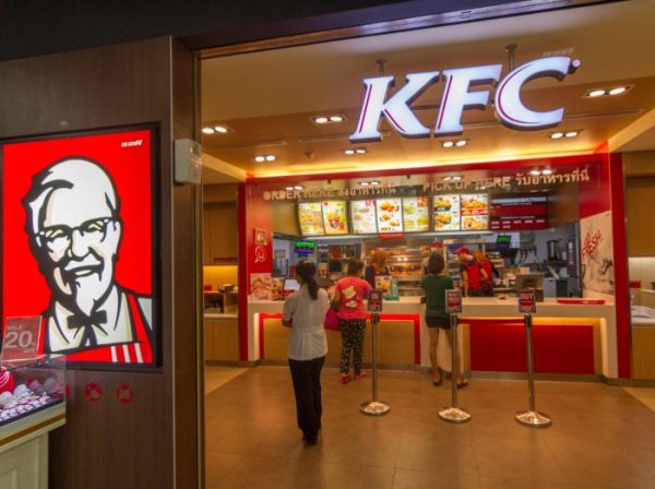 La impresionante razón por la que KFC solo sigue a 11 personas en ...